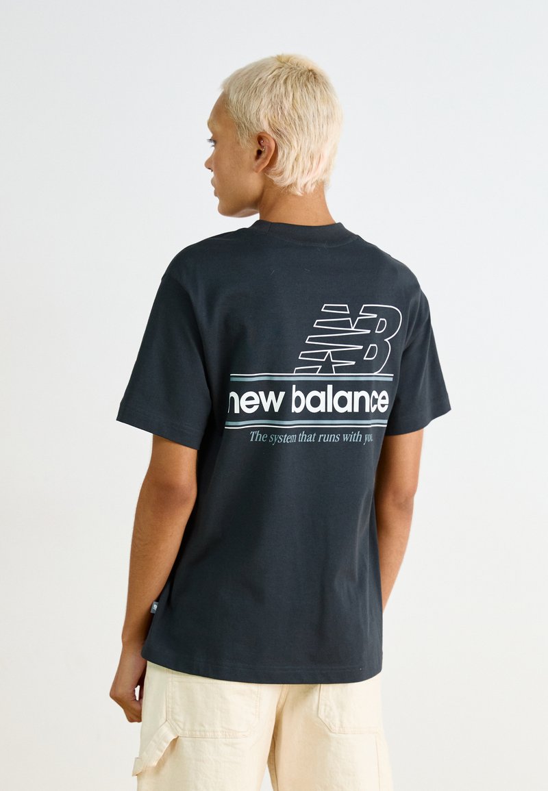 New Balance ATHLETICS RELAXED SYSTEM - Print T-shirt - black - Zalando ...