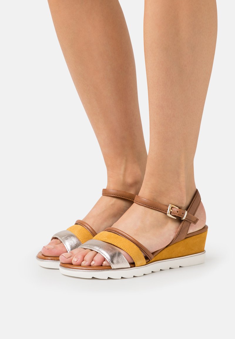 Marco Tozzi Sandali con zeppa - saffron/senape - Zalando.it