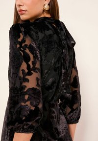 Lipsy REGULAR FIT - DEVORE PUFF SLEEVE MIDI - Koktélruha / Partiruha ...