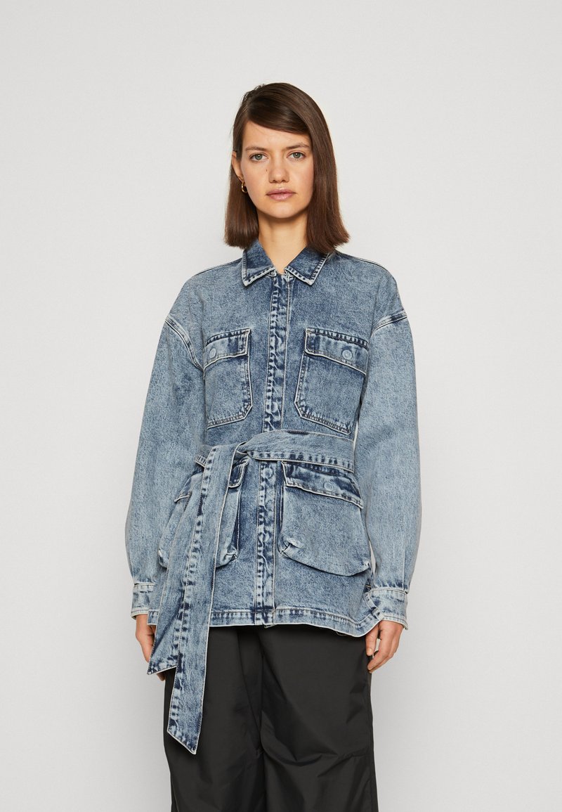 Good American UNIFORM CARGO JACKET - Denim jacket - indigo/light-blue ...