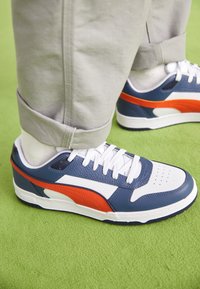 Puma RBD GAME UNISEX - Sneakers basse - white/fall foliage/inky blue ...