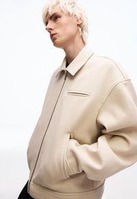 Bershka TEXTURE ZIP-UP - Summer jacket - stone - Zalando