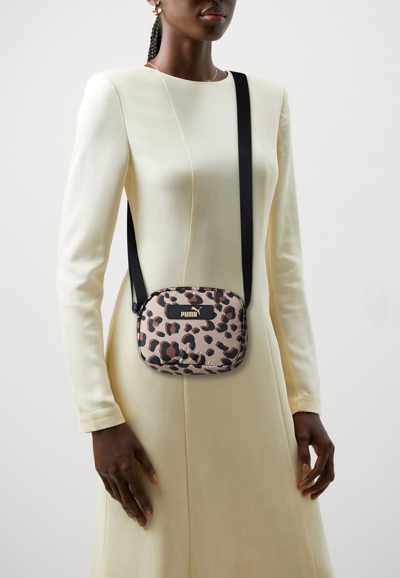 Puma CORE POP CROSS BODY - Sac bandoulière - prairie tan/marron clair ...