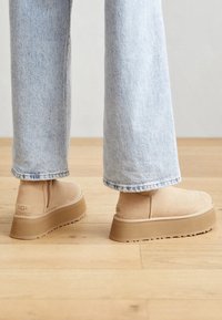 UGG CLASSIC DIPPER - Platform ankle boots - sand - Zalando.ie