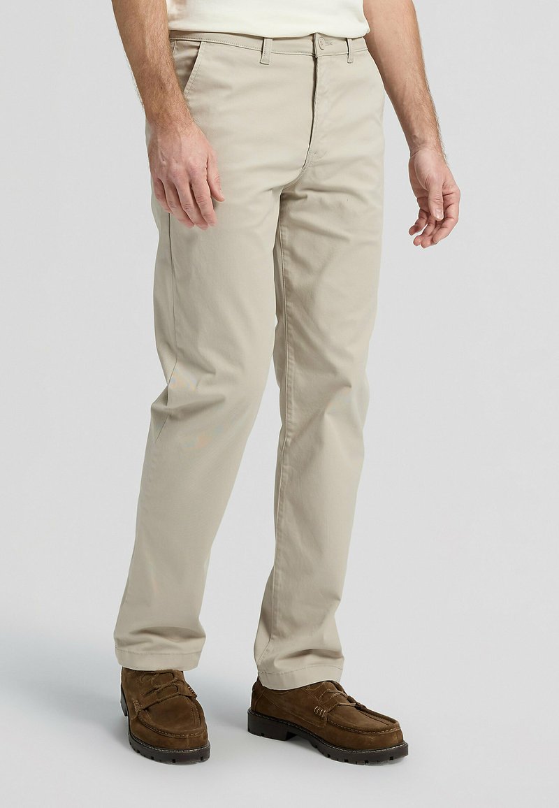 Lee CASUAL FOR - REGULAR FIT - Pantalones chinos - cashmere/marrón ...