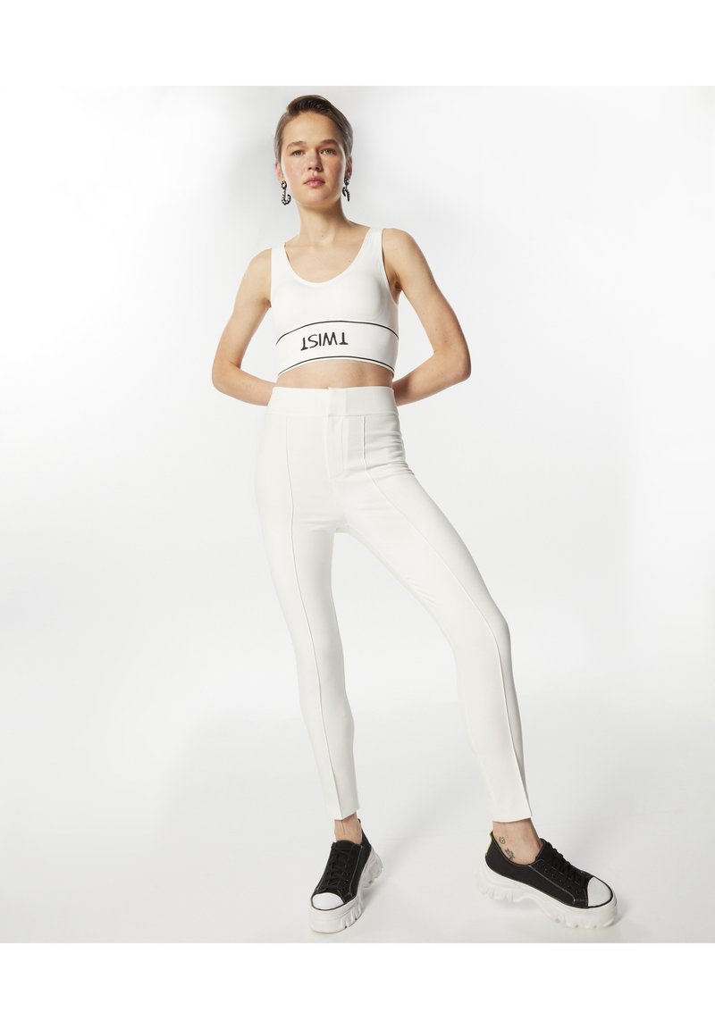 Twist WITH FLETO POCKETS - Trousers - off white/off-white - Zalando