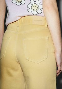 CLOCKHOUSE Flared Jeans - yellow/geel - Zalando.nl