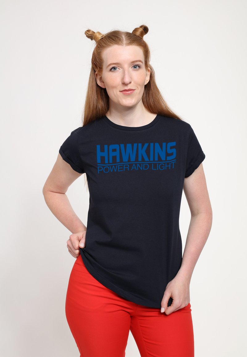 Henry Tiger STRANGER THINGS HAWKINS POWER AND LIGHT - Print T-shirt ...