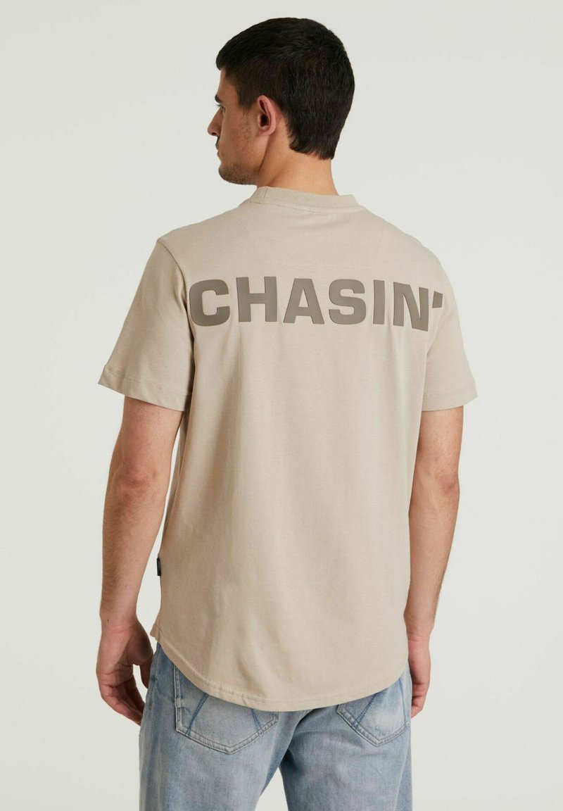 CHASIN' LOGO - T-Shirt print - taupe - Zalando.de