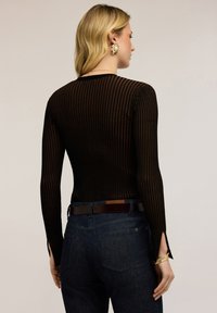 Motivi VANISÉ - Cardigan - marrone - Zalando.it