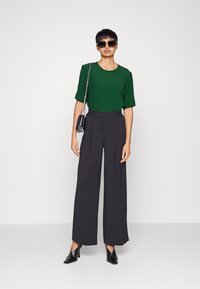 IVY OAK TIANA - T-shirts basic - rainforest/mørkegrøn - Zalando.dk