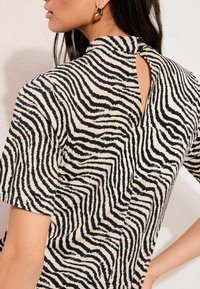 Friends Like These REGULAR FIT - CRINKLE - Bluse - mono zebra/schwarz ...
