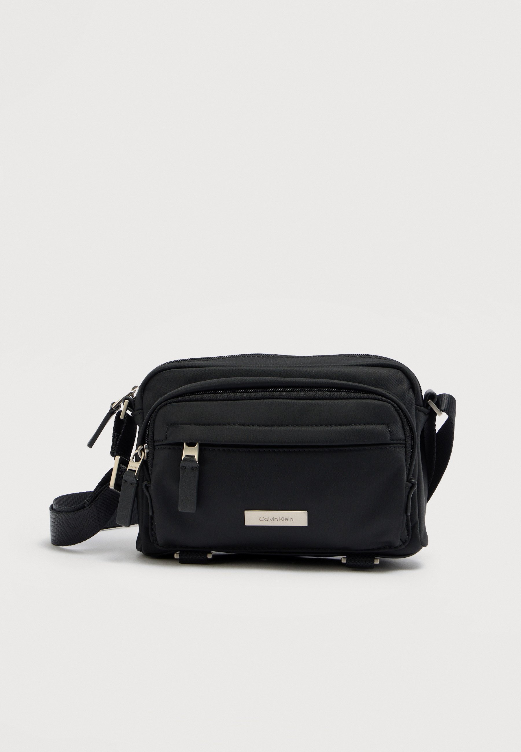 Calvin Klein SLEEK UTILITY CAMERA BAG - Umhängetasche - black/schwarz ...
