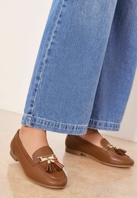 Lipsy WIDE FIT - ALMOND TOE TASSEL WORKWEAR - Slipper - tan brown/braun ...