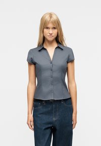 Hollister Co. BOW BELT SHIRTING - Blusa com botões - blue-grey/azul ...