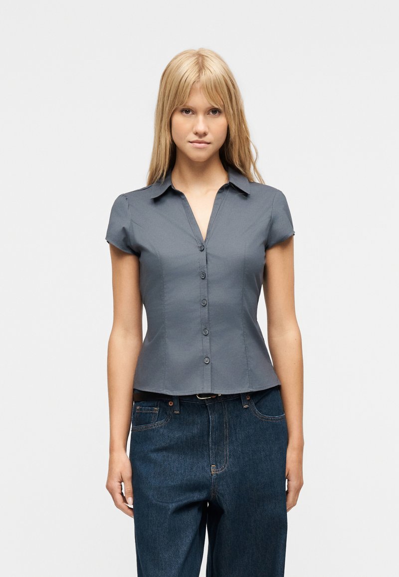 Hollister Co. BOW BELT SHIRTING - Blusa com botões - blue-grey/azul ...