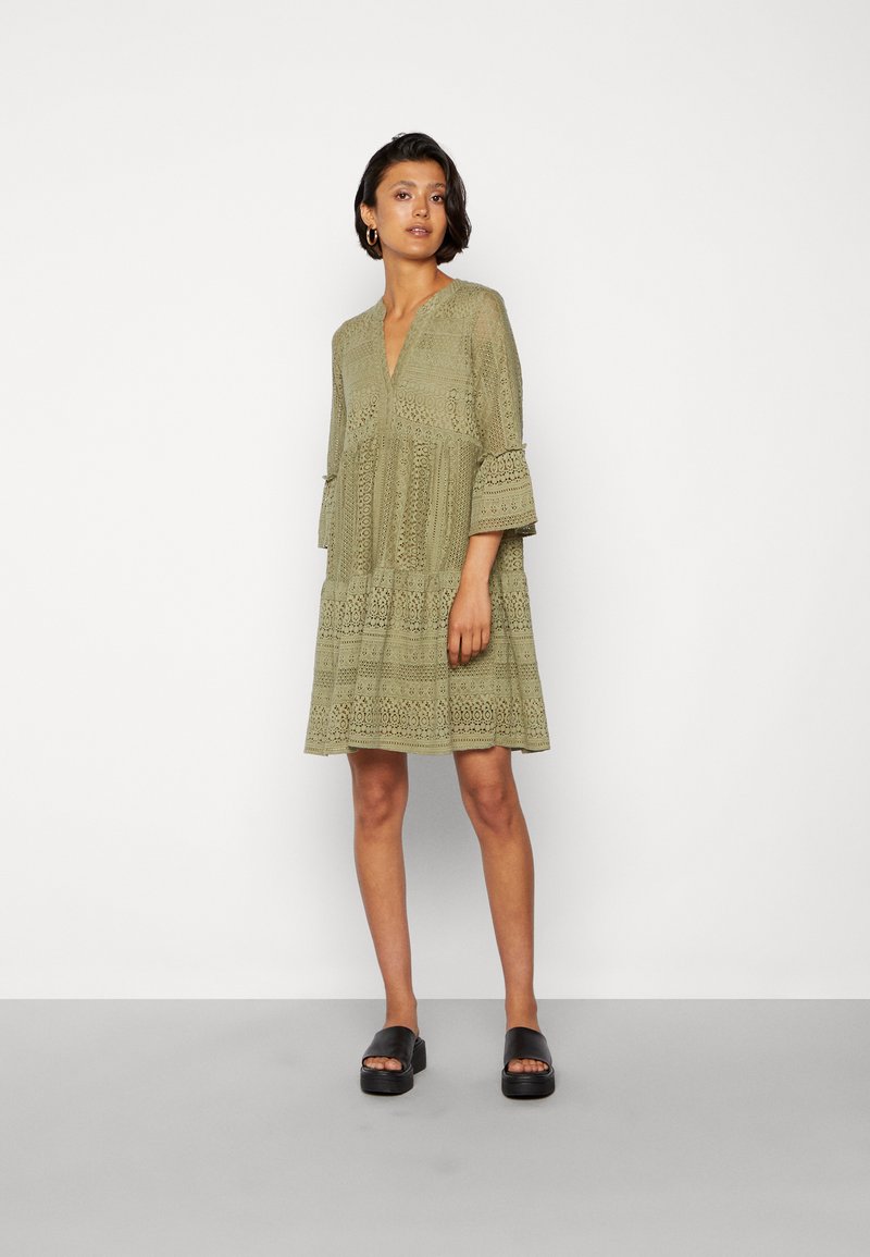 Vero Moda VMHONEY V-NECK TUNIC - Robe de jour - laurel wreath/vert ...