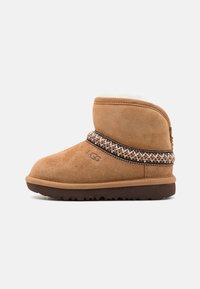 UGG CLASSIC MINI CRESCENT UNISEX - Classic ankle boots - chestnut/light ...