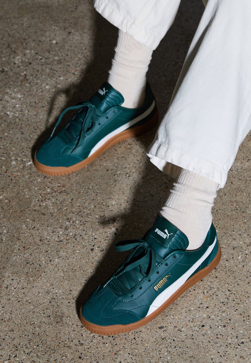Puma CLUB 5V5 UNISEX - Sneakers basse - dark myrtle/frosted ivory/gold ...