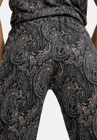 Liberté Essentiel ALMA-WIDE - Nadrágok - night sky paisley/többszínű ...