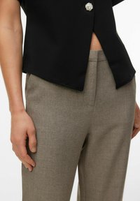 Vero Moda VMZAMIRA BESTIE STRAIGHT - Pantalones - moon rock/beige ...