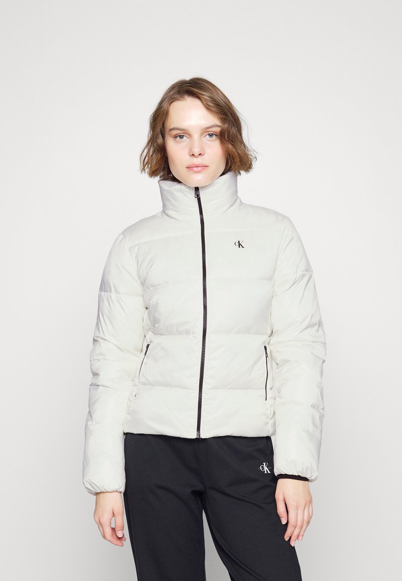 Calvin Klein Jeans SHINY SHORT FITTED JACKET - Winterjacke - ivory/weiß ...