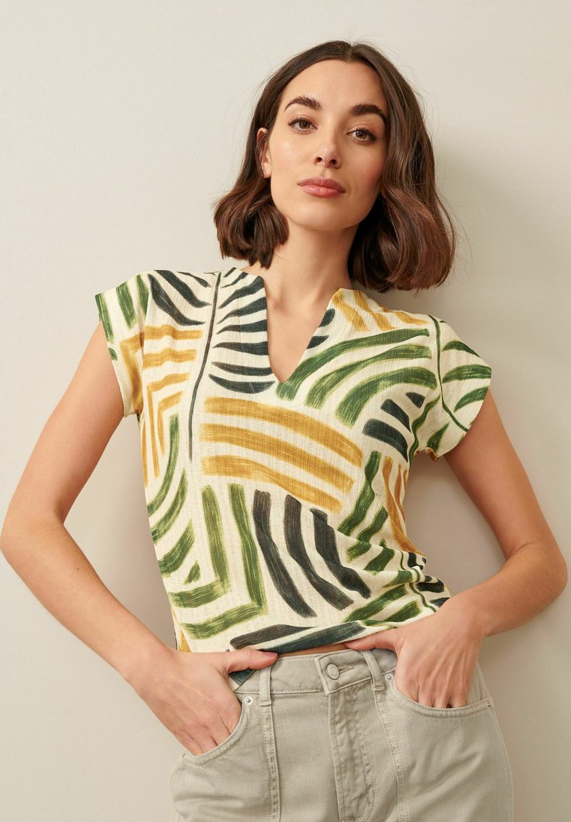 Next PLISSE NOTCH NECK TOP - Blúz - ecru tropical print/bézs - Zalando.hu