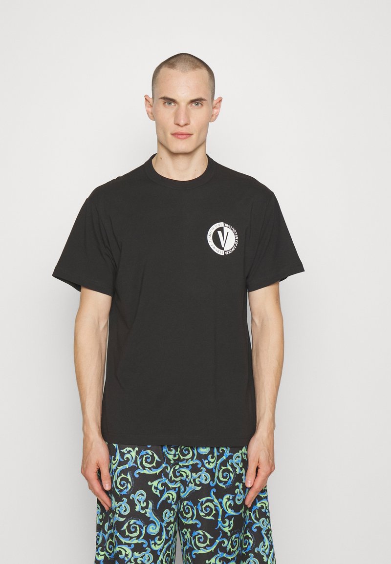 Versace Jeans Couture NEW EMBLEM LOGO - Tricou cu imprimeu - black ...