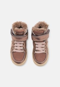 Bisgaard ISAK - Zapatillas altas - rose gold metallic/negro metalizado ...