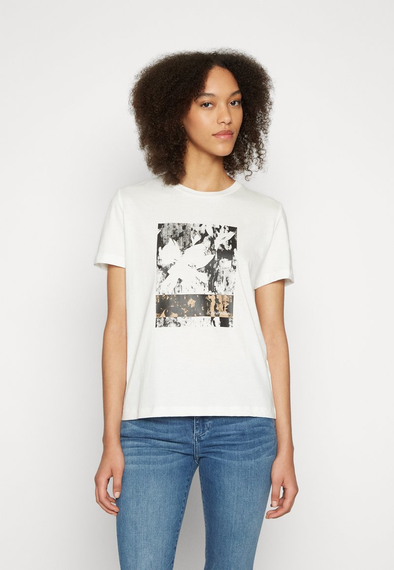 Calvin Klein FLOWER LOGO - T-shirt print - ecru/wit - Zalando.be