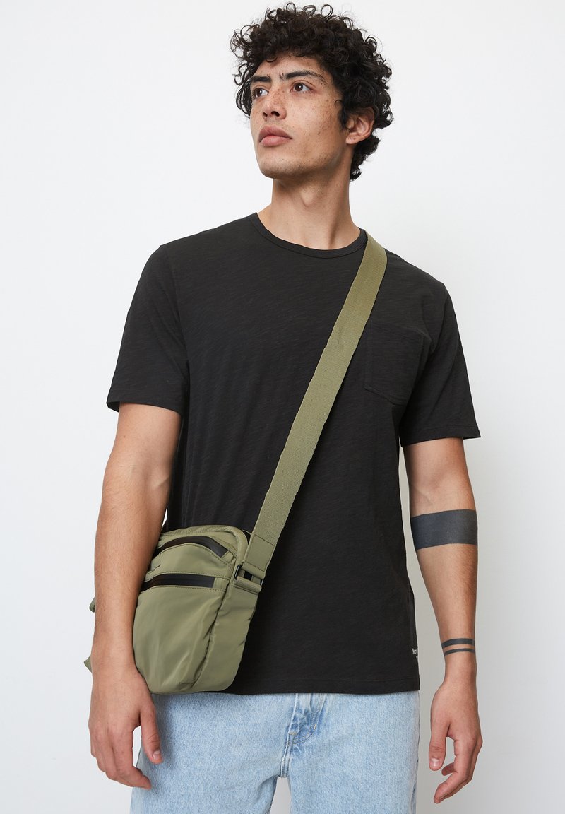 Marc O'Polo MIT WASSERABWEISENDEM ZIPPER - Across body bag - olive ...