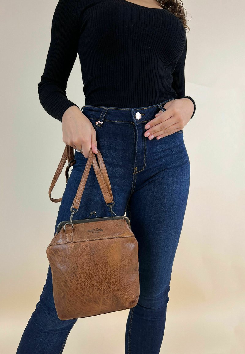 Gusti Leder KARLOTTA - Schoudertas - braun/gemêleerd bruin - Zalando.be