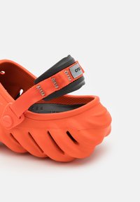 Crocs ECHO REFLECTIVE LACES UNISEX - Badesandaler - lava/rød - Zalando.no