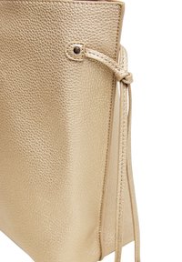 Pepe Jeans AUDREY SCRIPT - Velká kabelka - gold-coloured/zlatá barva ...