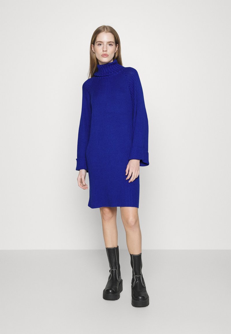 YAS Petite YASMAVI ROLL NECK DRESS - Strikkjoler - surf the web/blå ...