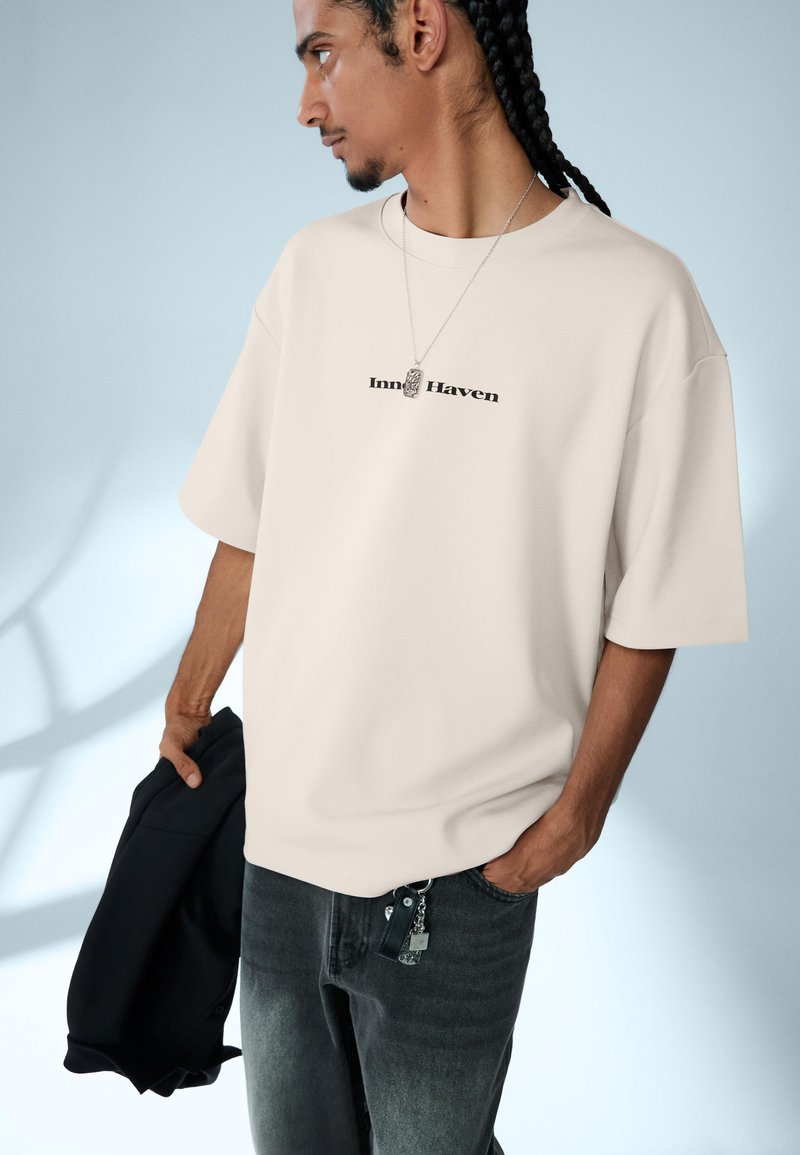 Bershka Print T-shirt - sand - Zalando