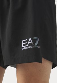 EA7 Emporio Armani TOP PERFORMER SHORTS - kurze Sporthose - black/schwarz - Zalando.ch