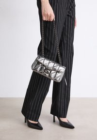 COACH QUILTED METALLIC TABBY - Geantă crossbody - anthracite/gri ...