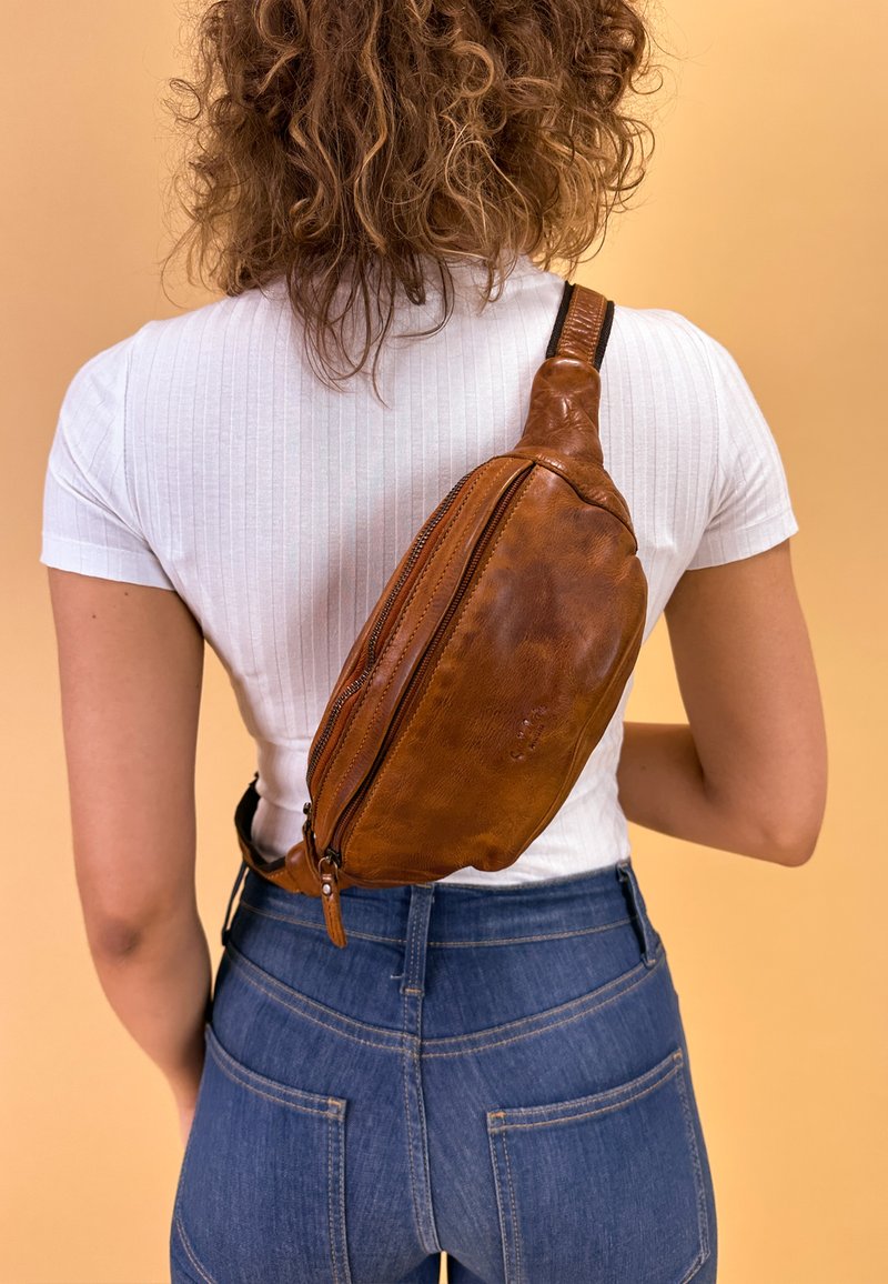 Gusti Leder SPENCER - Gürteltasche - cognac - Zalando.de