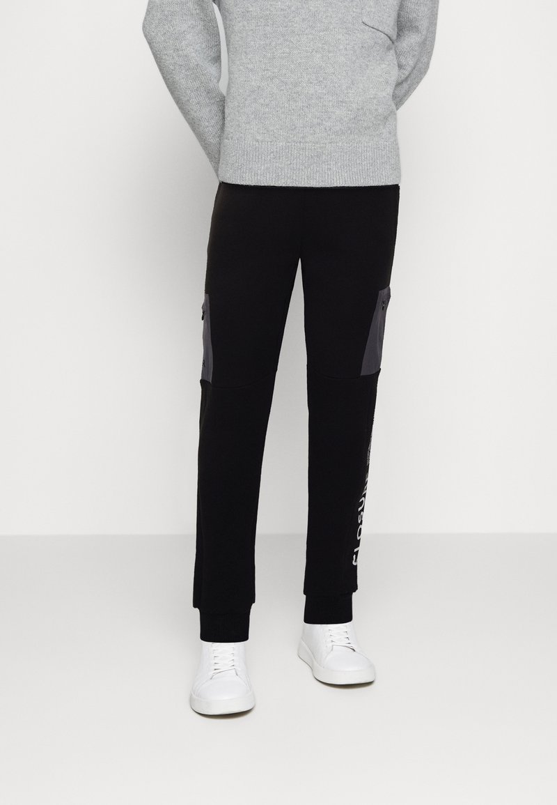 CLOSURE London CONTRAST POCKET TECH JOGGER - Cargohose - black/schwarz ...