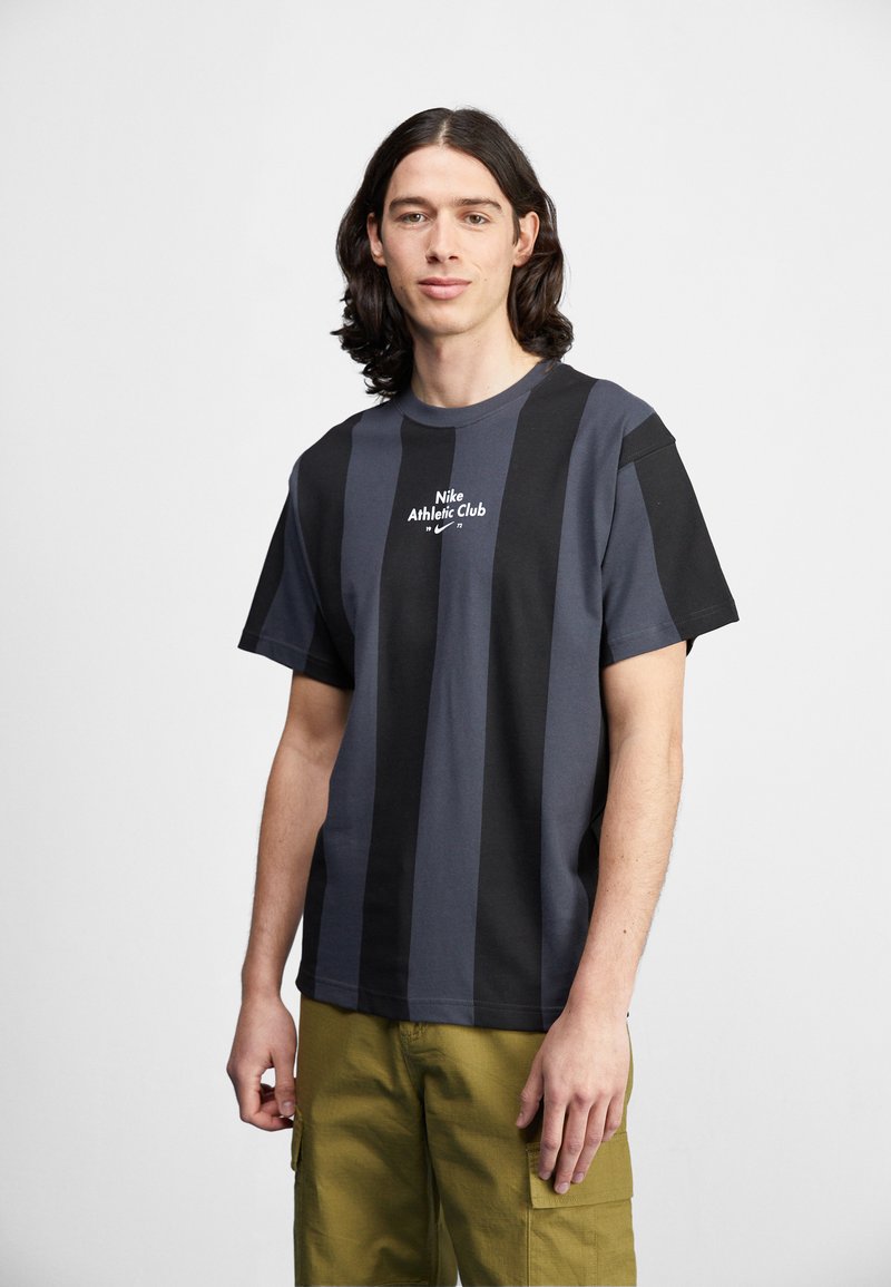 Nike Sportswear TREND TEE - Triko s potiskem - smoke grey/black/hnědá ...