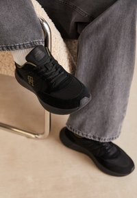Tommy Hilfiger CLASSIC ELEVATED RUNNER - Sneaker low - triple black ...