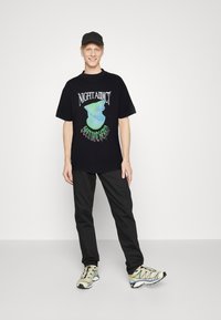 Night Addict T-shirt med print - black/svart - Zalando.se