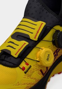 La Sportiva JACKAL II BOA - Chaussures de running - yellow/black/noir ...