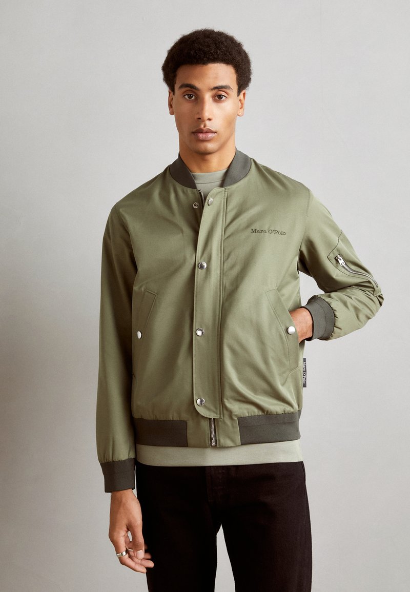 Marc O'Polo ESSENTIAL W TUCK-STITCH WELT AND SLEEVE POCK EMBRO - Bomber ...