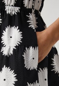 kate spade new york POM POM FLORAL SMOCKED DRESS - Maxikleid - black ...