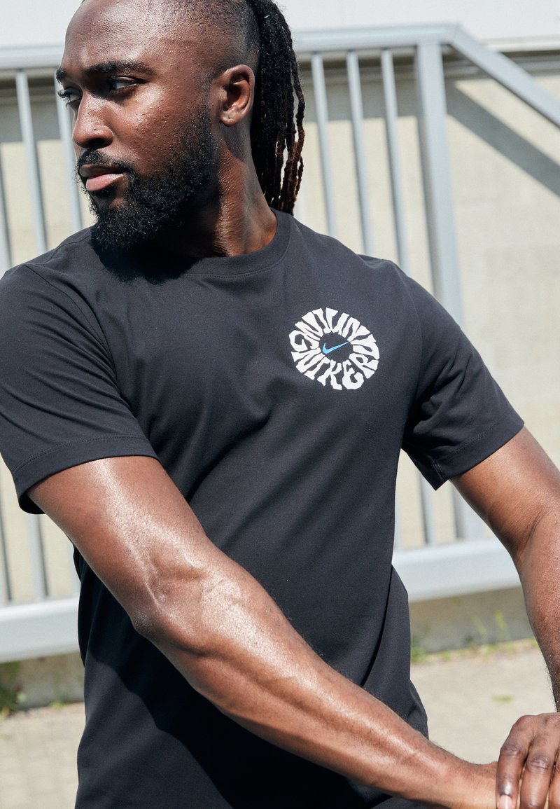 Nike Performance TEE MARATHON ENERGY - T-shirt de sport - black/noir ...