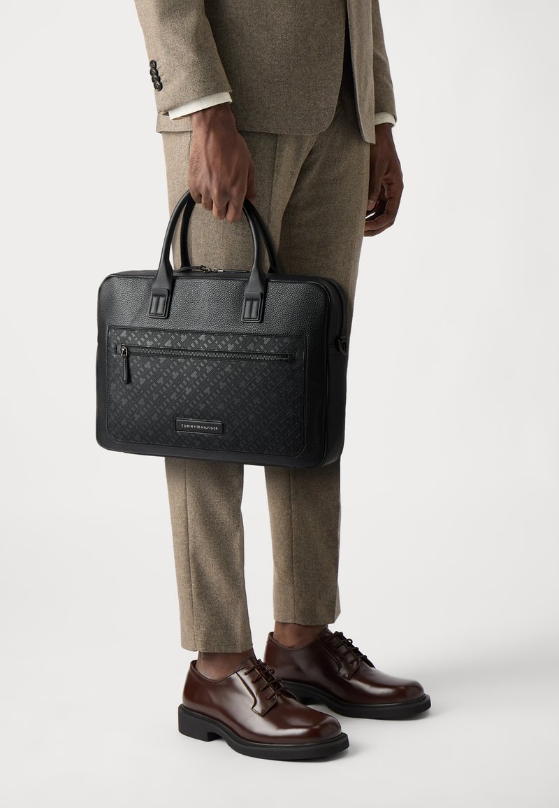 Tommy Hilfiger MONOGRAM COMPUTER BAG - Stresskoffert - black/svart ...