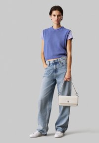 Calvin Klein Jeans MINIMAL MONOGRAM SHOULDER POUCH - Geantă de mână ...
