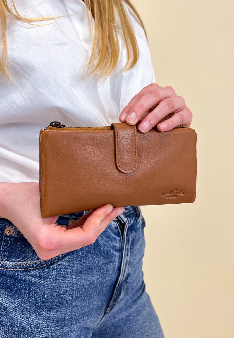 Gusti Leder Maks - hazelnut/gaiši brūns - Zalando.lv